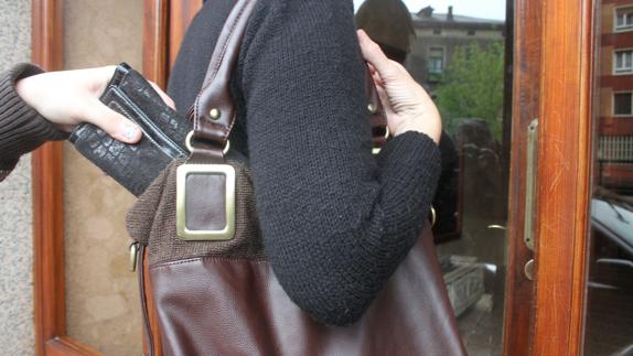 Roba una cartera y llama a la propietaria para pedirle el pin de su ...